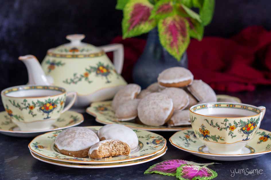 Easy Christmas Gingerbread Cookies (Pryaniki) | yumsome